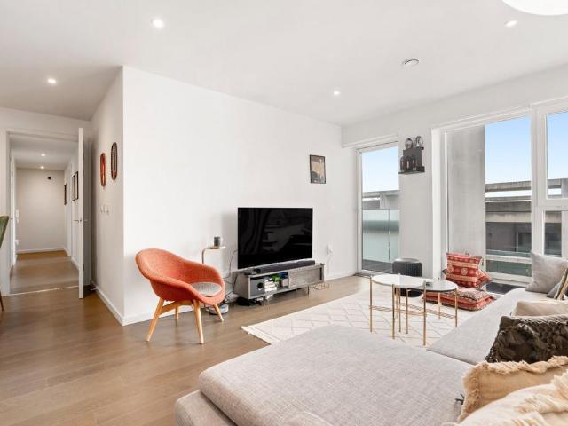 York Way, Islington, London 2 bed flat to rent £4,600 pcm £1,062 pw