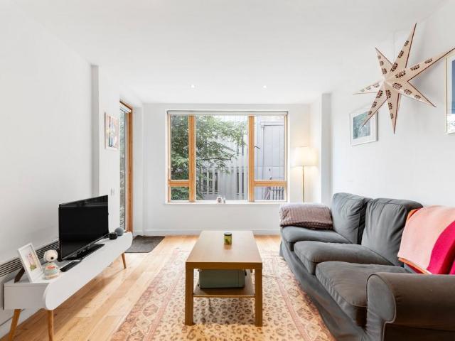 York Way, Islington, London 2 bed flat to rent £2,850 pcm £658 pw