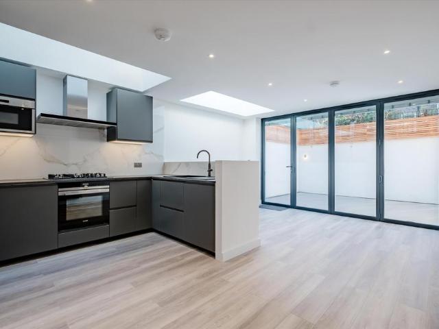 York Way, London N7 2 bed flat to rent £3,250 pcm £750 pw