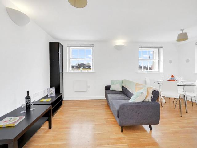 York Way, N1 1 bed penthouse to rent £2,200 pcm £508 pw