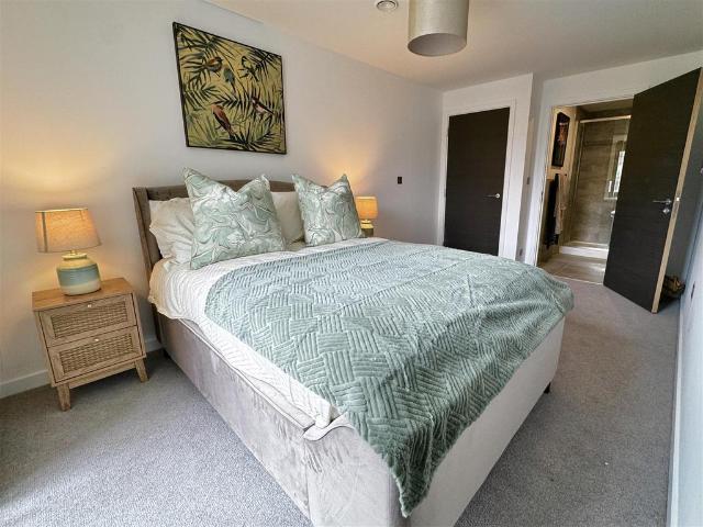 York 2 bed apartment to rent £1,850 pcm £427 pw