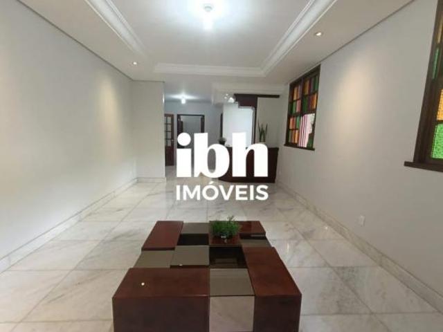 Casa à venda com 3 salas, 5 quartos, 3 suítes, garagem para 04 veículos, jardim de inverno, varanda