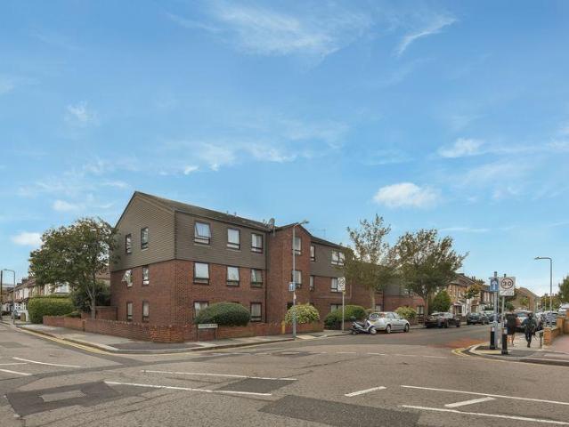 Youngs Road, Newbury Park, IG2 2 bed flat to rent £1,675 pcm £387 pw