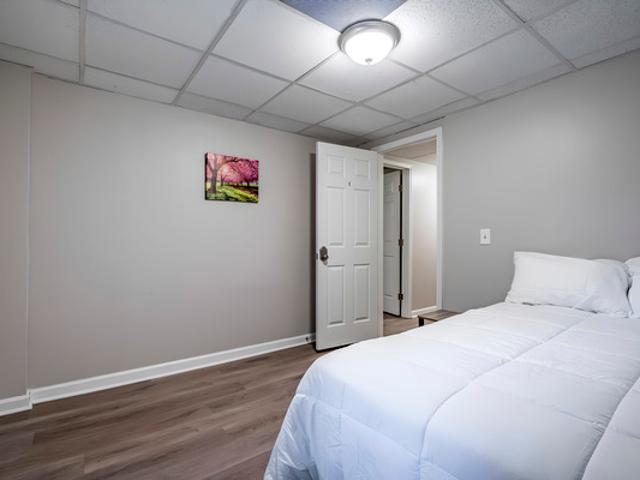 Your Perfect Retreat Awaits! Beautifully Decorated Home Close to Highways for Easy Access!