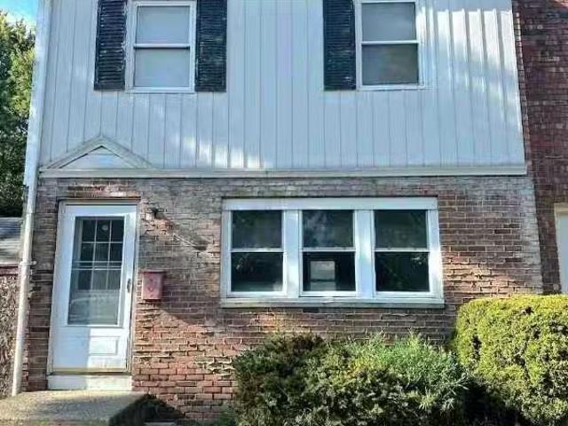 YOUR TOWNHOUSE WITH 3 BEDROOMS AND 1.5 BATH IN THE HEART OF BO.