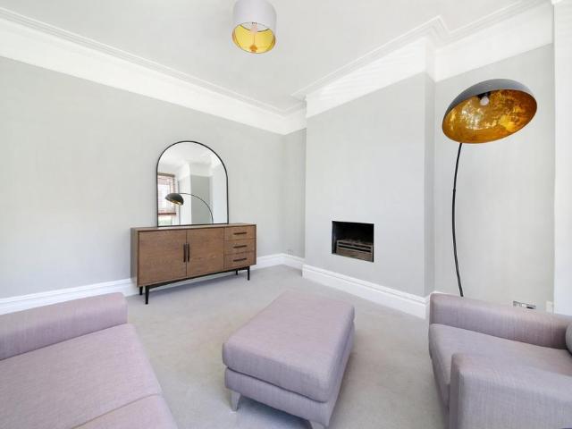 Yukon Road, Clapham South, London, SW12 2 bed flat to rent £2,800 pcm £646 pw
