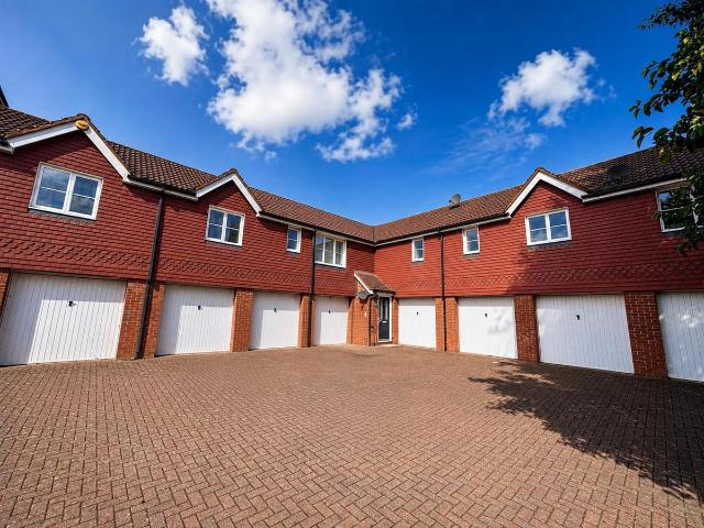 Yukon Road, Turnford, Broxbourne EN10, 1 bed maisonette to rent, £1,300 pcm | PrimeLocation