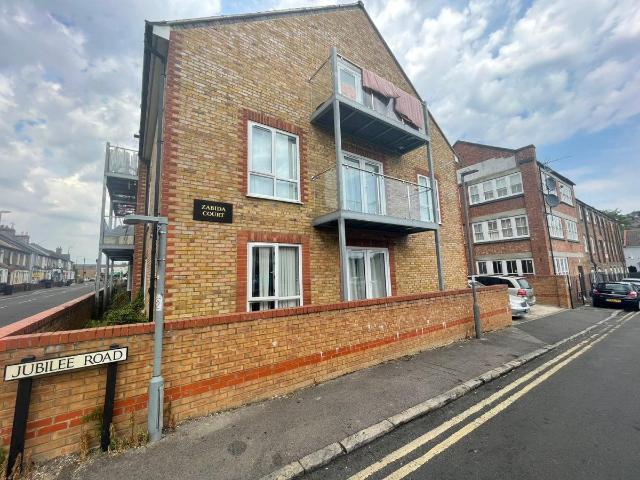 Zabida Court HP11, 2 bed flat to rent, £1,400 pcm | PrimeLocation