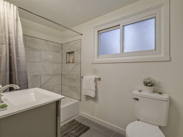 Zen Portland Bungalow with Dining area. Beautiful