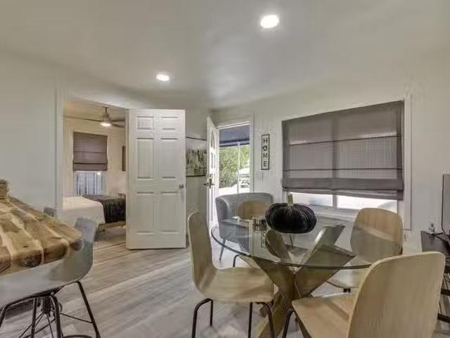 Zen Portland Bungalow with Dining area. Beautiful & newly reno.