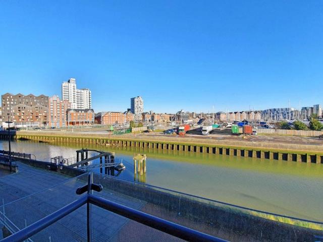 Zephyr Court 2 bed apartment to rent £1,025 pcm £237 pw