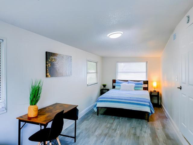 Zephyr hills Downtown area Homey & newly renovated