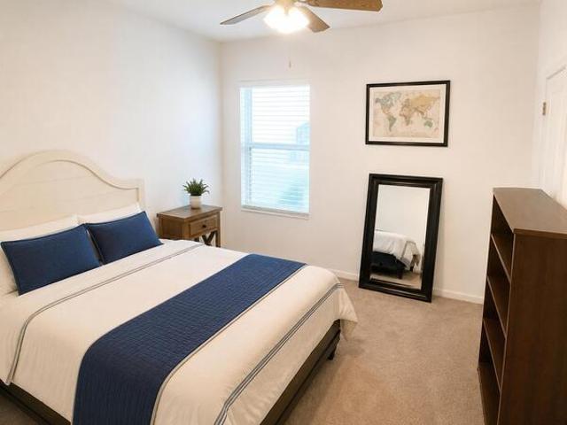 Zephyrhills/Wesley Chapel Home With Large Room, Free Washer/Dryer/Premium bedroom furnishings
