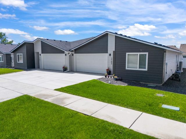 Zero step Valley Duplex for rent!