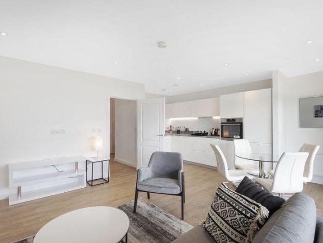 ZONE 2, 2BR+2Bathroom, 2 Minutes to DLR