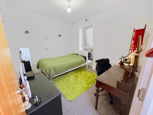 zoi Has an Apartment