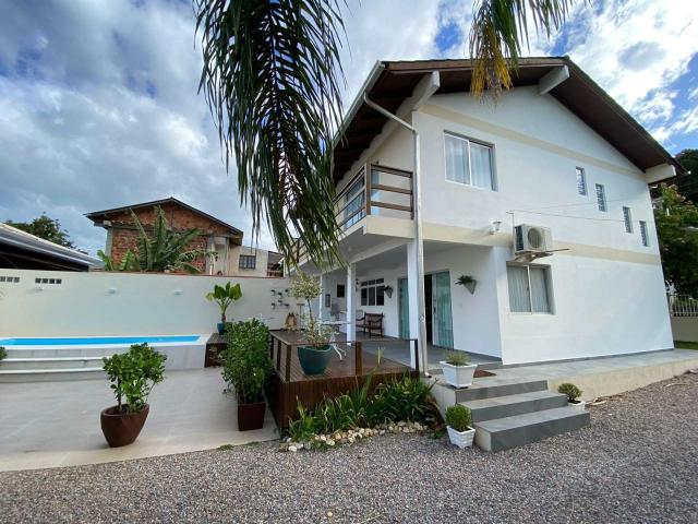A194 CASA COM 03 SUÍTES PRAIA DE BOMBAS