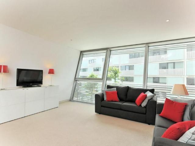 A22 Albion Riverside, 8 Hester Road. 1 bed flat to rent £2,600 pcm £600 pw