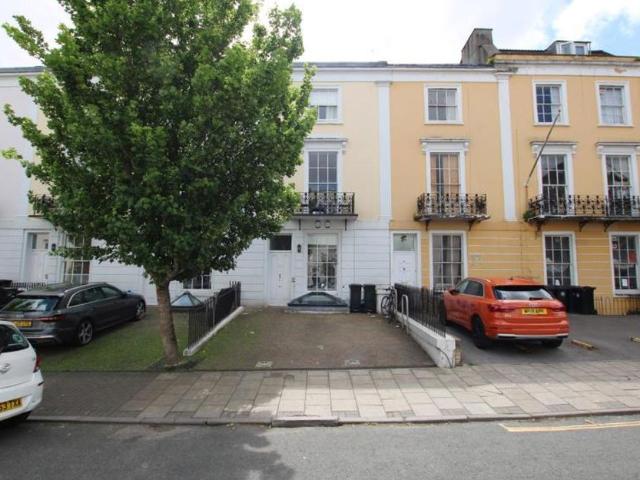A magnificent two bedroom maisonette in a sought after area. Offered furnished