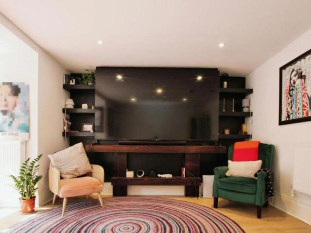 A magnificent two bedroom maisonette in a sought after area. Offered furnished