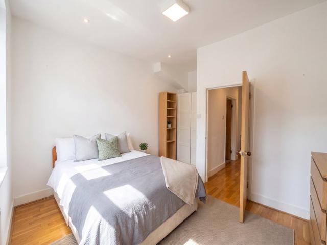 A modern 4 bed flat in Camden, NW1