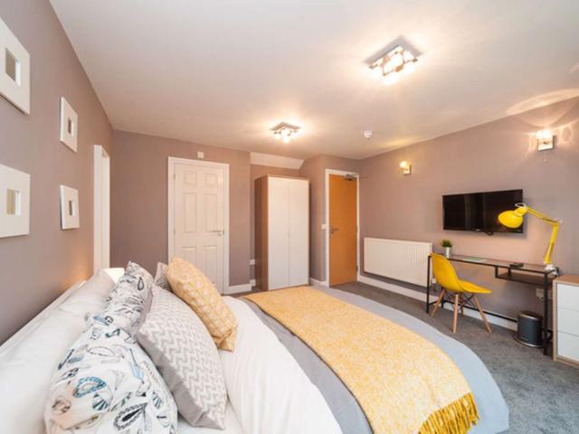 A modern 6 bedroom shared home recently refurbished to a high standard Room 2