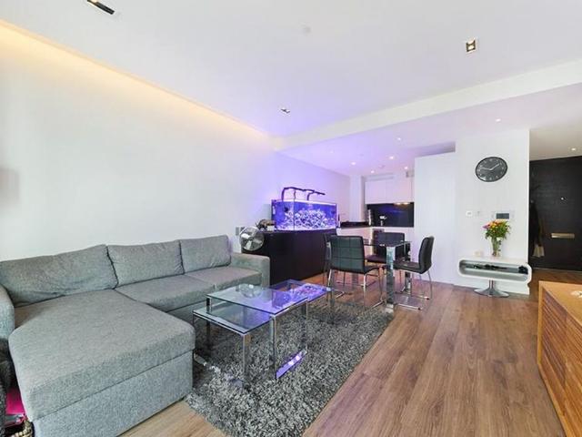 A modern 1 bedroom apartment to rent in Satin House, Goodman's Fields E1