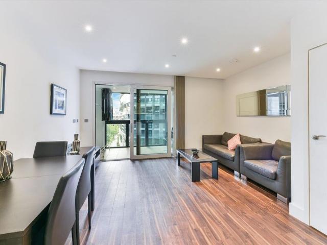 A modern 1 bedroom apartment to rent in Wiverton Tower, E1