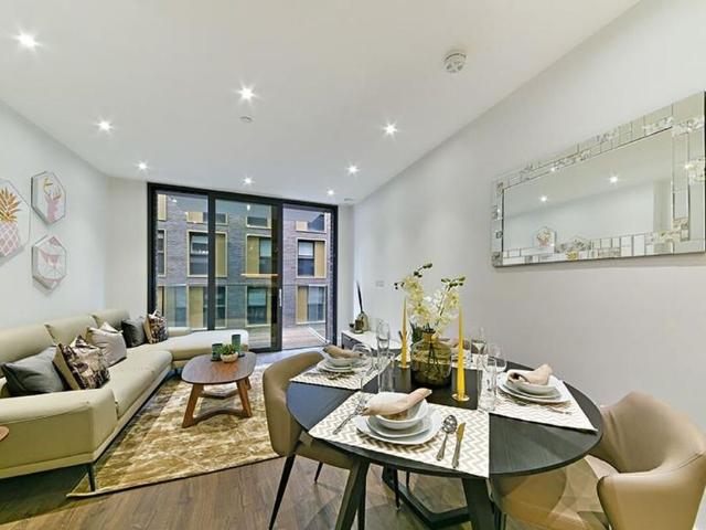 A modern 2 bedroom apartment available to rent in Goodman's Fields, E1