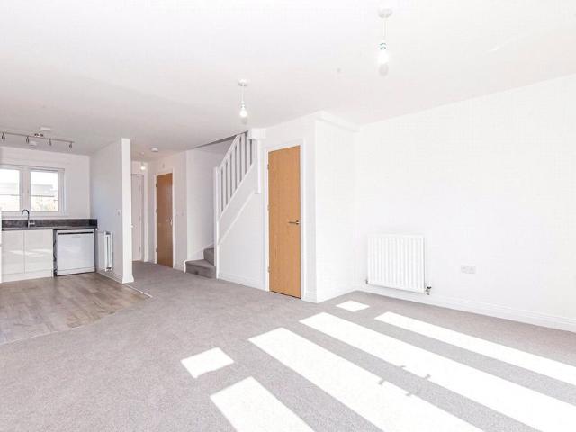 A modern 2 Bedroom House with Garden and Driveway Parking