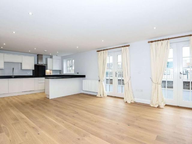 A modern three double bedroom first floor apartment with large terrace situated in a modern development in the heart of Eton