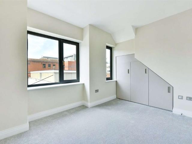 A modern three storey town house with wonderful roof terrace in the heart of Windsor Town