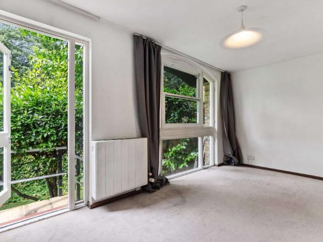 A modern town house with roof terrace and garden in Petersham's popular Meadow Close