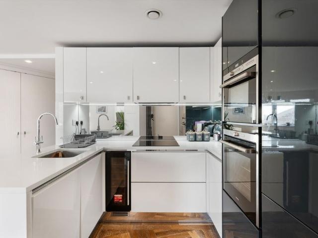 A modern two bed apartment in the sought after Eagle Point development, EC1V