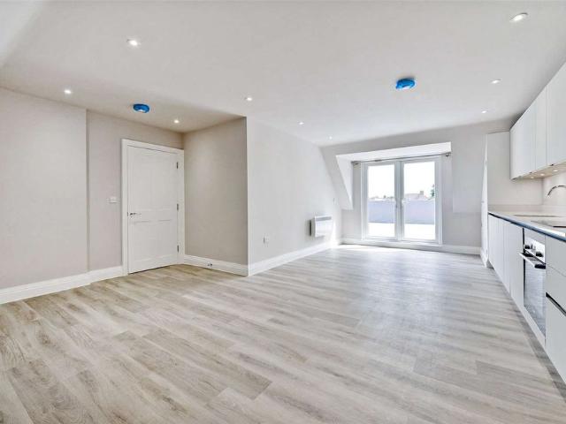 A modern two bedroom apartment with wonderful roof terrace in the heart of Windsor town