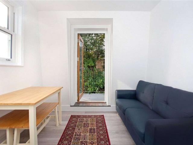 A modern two bedroom apartment within distance to both the train station and the High Street