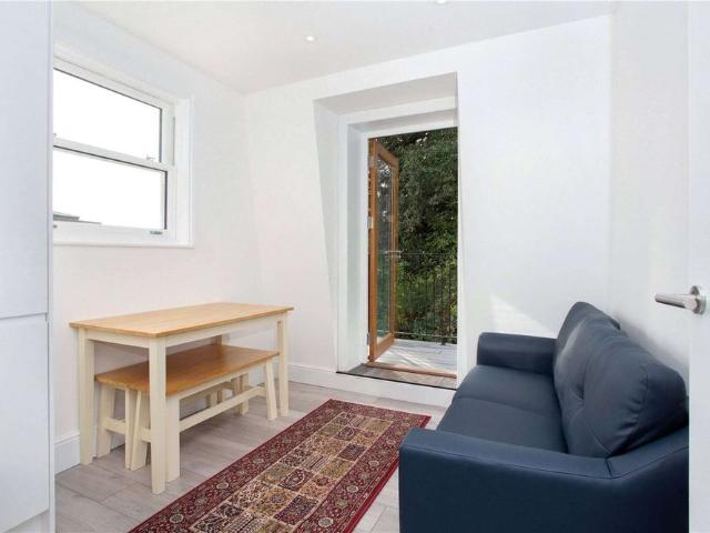 A modern two bedroom apartment within easy walking distance to both the train station and the High Street