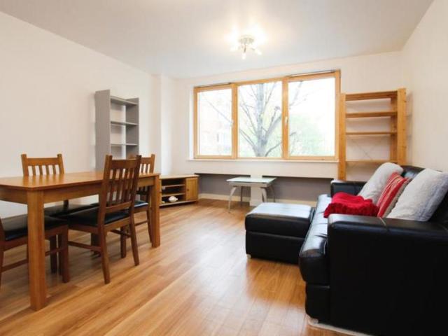 A modern two bedroom flat near the city centre and Temple Meads. This property has a communal roof terrace and use of a residents only gym