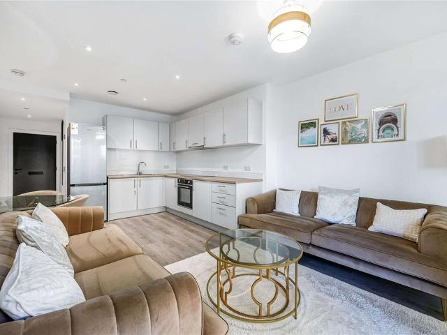 A modern and spacious two double bedroom apartment to rent in the Sovereign Court development in central Hammersmith