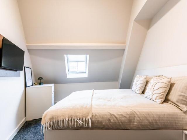 A modern and well presented studio apartment is available to let on St Mary's Gate, right in the heart of the city centre