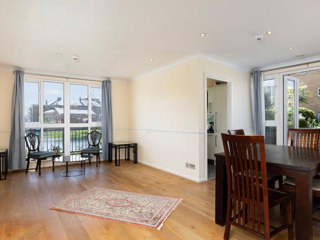 A modern and well presented two double bedroom apartment set within this sought after West Wapping development, enjoying views over Hermitage Basin