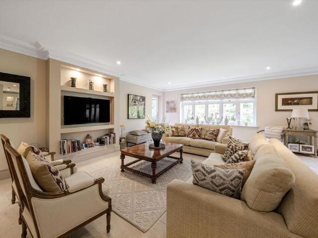 A modern apartment located in the charming area of Sunninghill, positioned in a secure, gated location with underground parking
