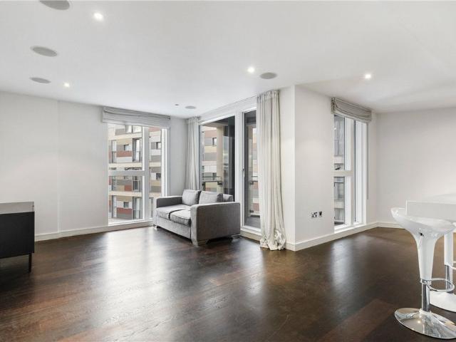 A modern beautifully presented three double bedroom, two bathroom apartment in the 4th floor with lift of this pospular well run portered development with exrensive resident and local amenities in Grosvenor Waterside. EPC rating: B