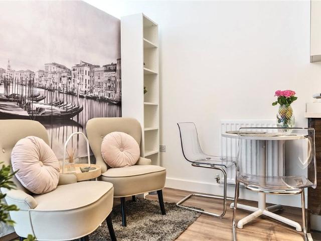 A modern, furnished one bedroom apartment in the Bath Riverside development