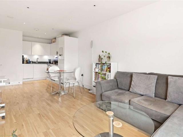 A modern one bedroom apartment located within the new Streatham Park development that sits in between Tooting Bec Common and Streatham Common