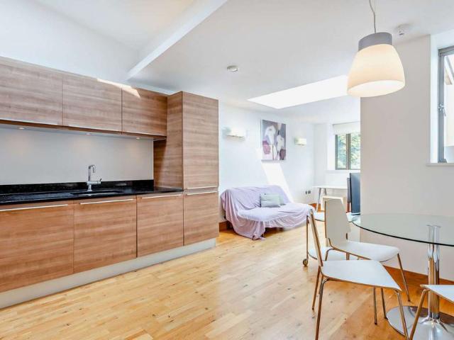 A modern one bedroom furnished apartment ideally positioned in the heart of Cambridge