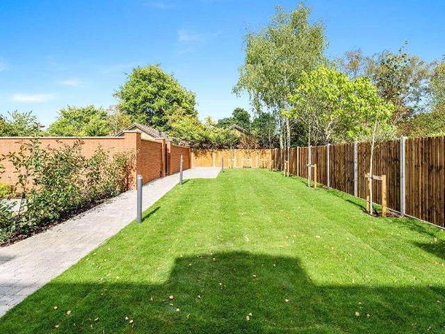 A modern one double bedroom top floor apartment situated in a small gated development just 0.8 of a mile from ACS International school and 1.9 miles from Cobham Station
