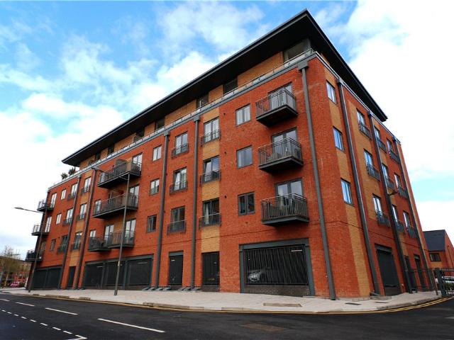 A modern second floor apartment in the sought after area of Diglis Basin, Worcester. To Let £1,150pcm