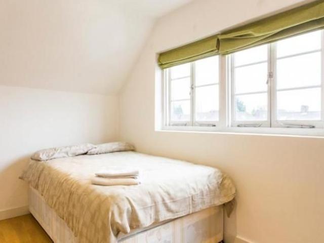 A modern, self contained studio apartment on Finchley Road in Hampstead, London NW3