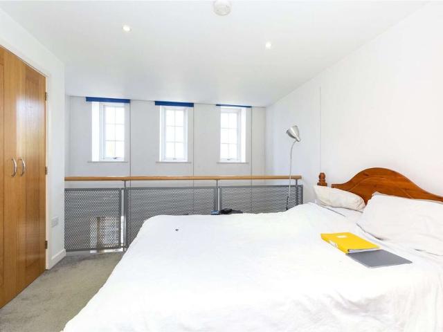 A modern split level one bedroom apartment set within a gated school conversion close to Arsenal and Holloway Road stations